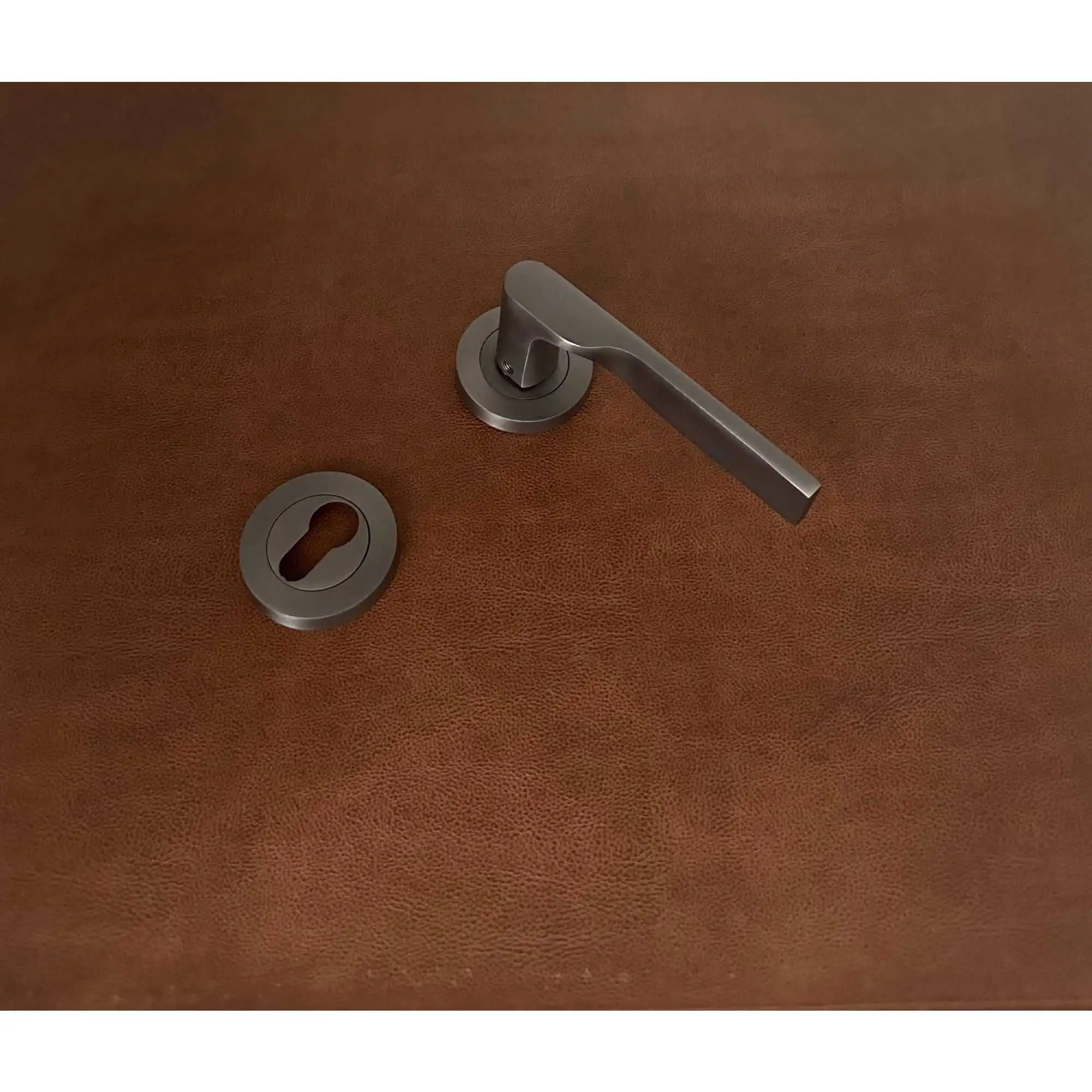 Özen Handles Petra Mat Skoç Füme Yale Kapı Kolu Sağ |Koldoor - koldoor.com